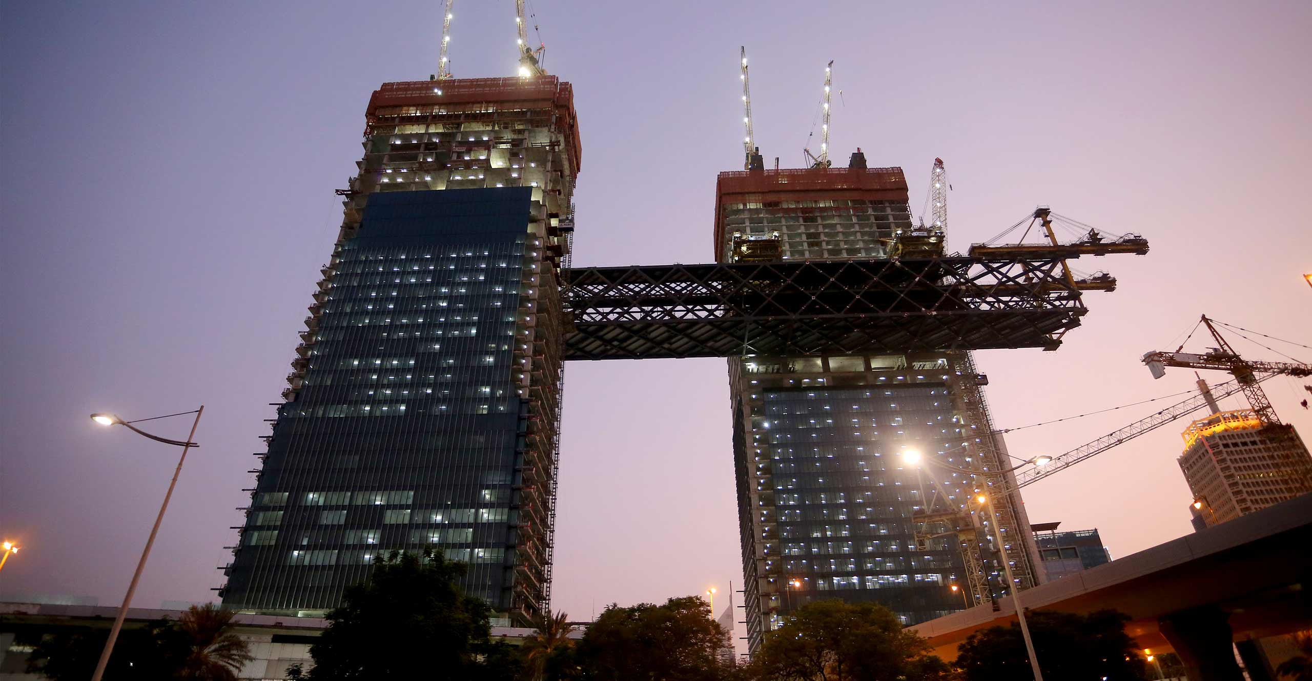 Nikken Sekkei hoists the world’s longest cantilever into position ...